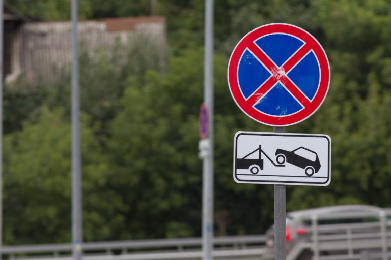 Care este diferența dintre oprire și staționare?
